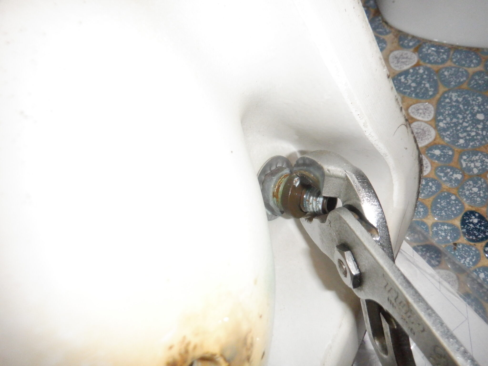 TOTO S670B（S670S）【ﾎﾞｰﾙﾀｯﾌﾟ・ﾌﾛｰﾄﾊﾞﾙﾌﾞ交換】 ﾄｲﾚ隅付ﾛｰﾀﾝｸ 水漏れ修理方法※他、修理部品の記載有り | あなたにも出来るかも？水道修理のブログ