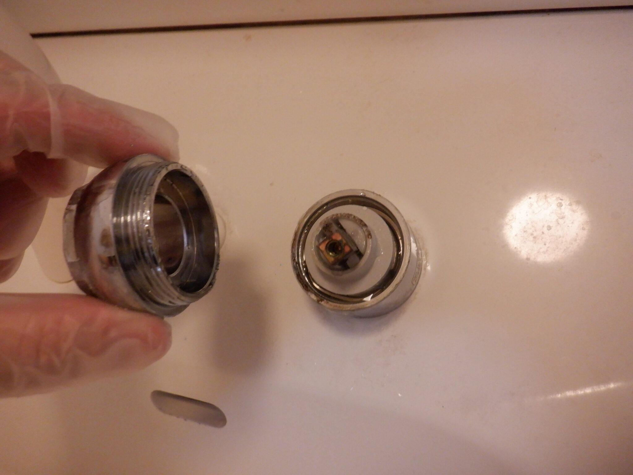 KVK KF569HL【ｶｰﾄﾘｯｼﾞ交換方法】洗面洗髪ｼﾝｸﾞﾙﾚﾊﾞｰ水栓 水漏れ修理 ※洗面台（日立ﾊｳｽﾃｯｸ製） | あなたにも出来るかも？水道修理のブログ