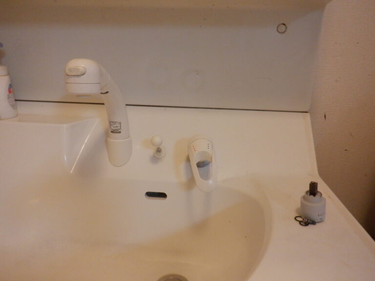 KVK KF569HL【ｶｰﾄﾘｯｼﾞ交換方法】洗面洗髪ｼﾝｸﾞﾙﾚﾊﾞｰ水栓 水漏れ修理 ※洗面台（日立ﾊｳｽﾃｯｸ製） | あなたにも出来るかも？水道修理のブログ