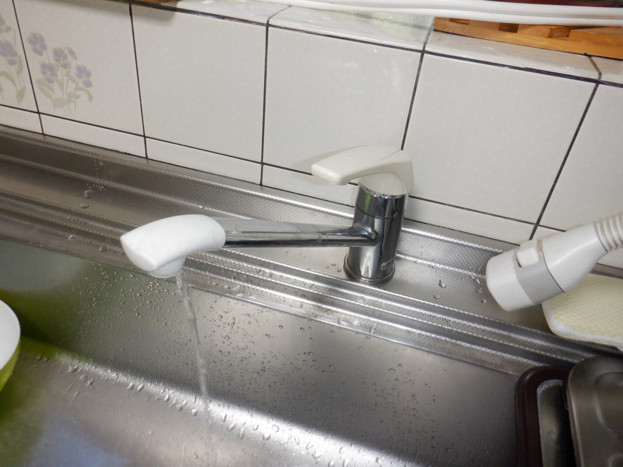 TOTO TKJ31UFRX【後継品へ交換、ｶｰﾄﾘｯｼﾞ交換方法】 ｷｯﾁﾝ台付ｼﾝｸﾞﾙﾚﾊﾞｰ水栓（上吐水） 水漏れ・グラつき→補強板補修方法 （修理部品も記載有り） | あなたにも ...