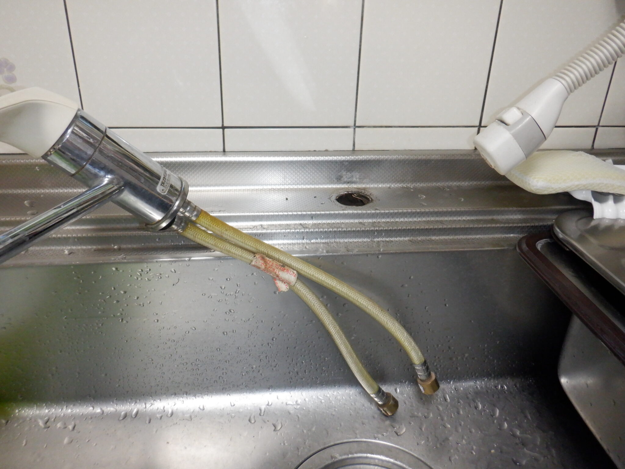 TOTO TKJ31UFRX【後継品へ交換、ｶｰﾄﾘｯｼﾞ交換方法】 ｷｯﾁﾝ台付ｼﾝｸﾞﾙﾚﾊﾞｰ水栓（上吐水） 水漏れ・グラつき→補強板補修方法 （修理部品も記載有り） | あなたにも ...