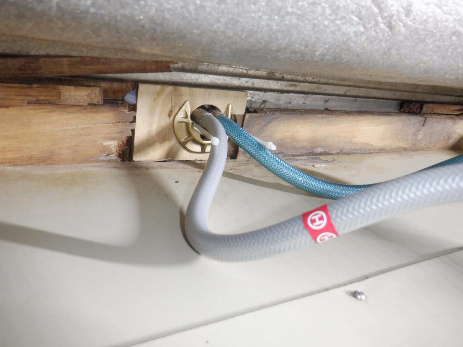 TOTO TKJ31UFRX【後継品へ交換、ｶｰﾄﾘｯｼﾞ交換方法】 ｷｯﾁﾝ台付ｼﾝｸﾞﾙﾚﾊﾞｰ水栓（上吐水） 水漏れ・グラつき→補強板補修方法 （修理部品も記載有り） | あなたにも ...