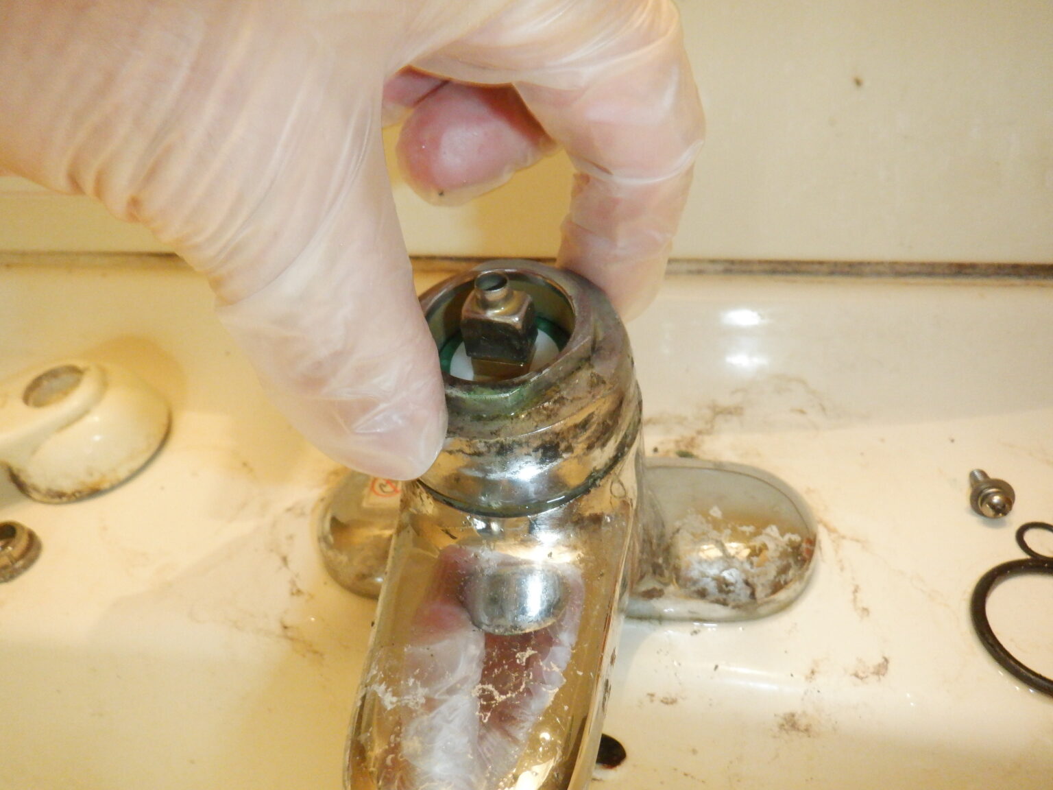 KVK KM302N（A）【ｶｰﾄﾘｯｼﾞ交換方法、本体後継品情報】 洗面ｼﾝｸﾞﾙﾚﾊﾞｰ水栓 水漏れ修理方法 ※代替・後継機種の記載有り | あなたにも出来るかも？水道修理のブログ