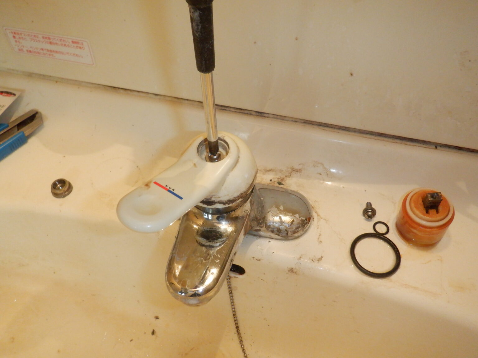 KVK KM302N（A）【ｶｰﾄﾘｯｼﾞ交換方法、本体後継品情報】 洗面ｼﾝｸﾞﾙﾚﾊﾞｰ水栓 水漏れ修理方法 ※代替・後継機種の記載有り | あなたにも出来るかも？水道修理のブログ