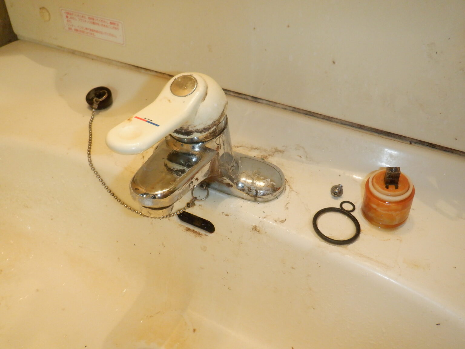 KVK KM302N（A）【ｶｰﾄﾘｯｼﾞ交換方法、本体後継品情報】 洗面ｼﾝｸﾞﾙﾚﾊﾞｰ水栓 水漏れ修理方法 ※代替・後継機種の記載有り | あなたにも出来るかも？水道修理のブログ