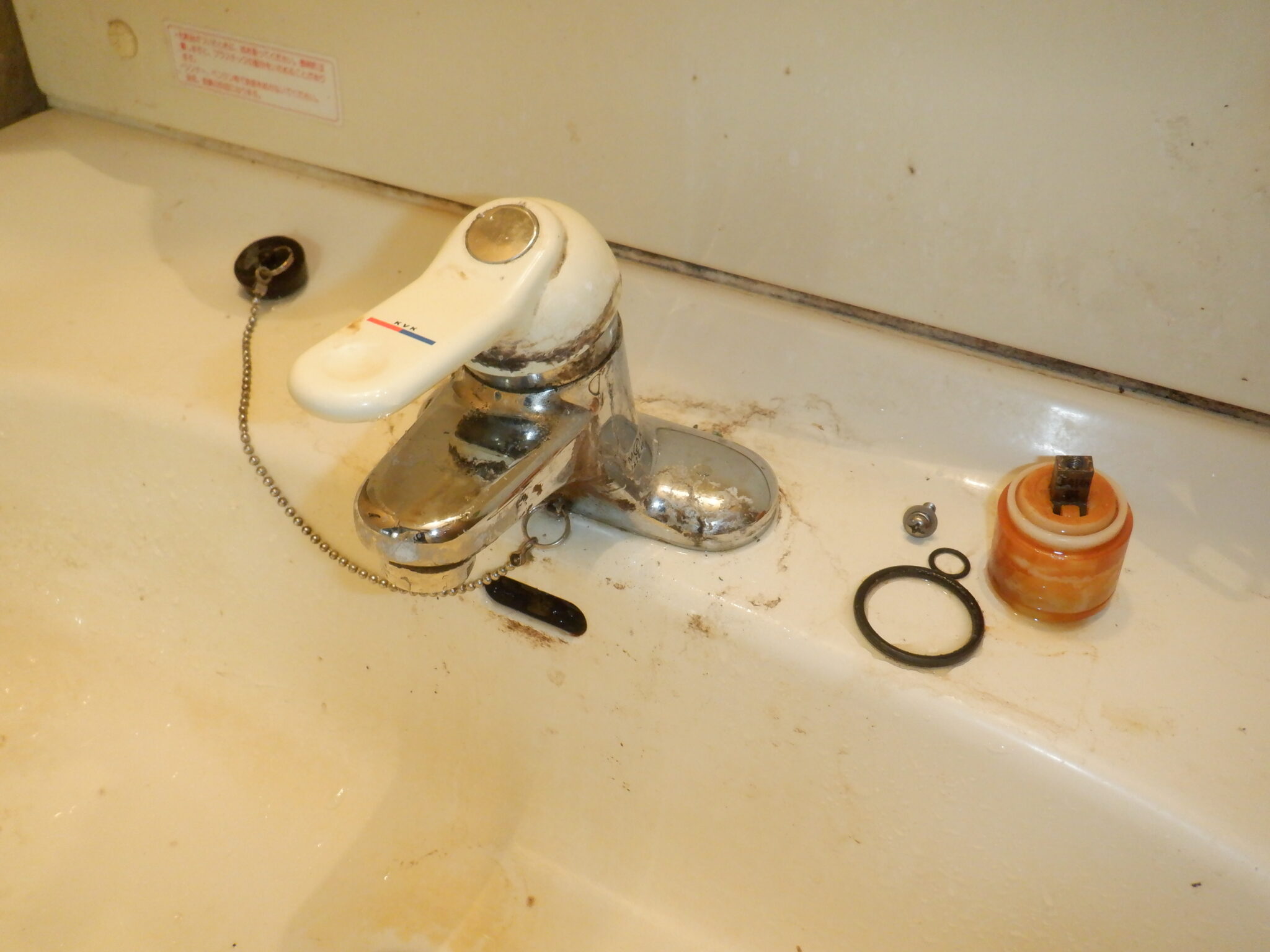 KVK KM302N（A）【ｶｰﾄﾘｯｼﾞ交換方法、本体後継品情報】 洗面ｼﾝｸﾞﾙﾚﾊﾞｰ水栓 水漏れ修理方法 ※代替・後継機種の記載有り | あなたにも出来るかも？水道修理のブログ