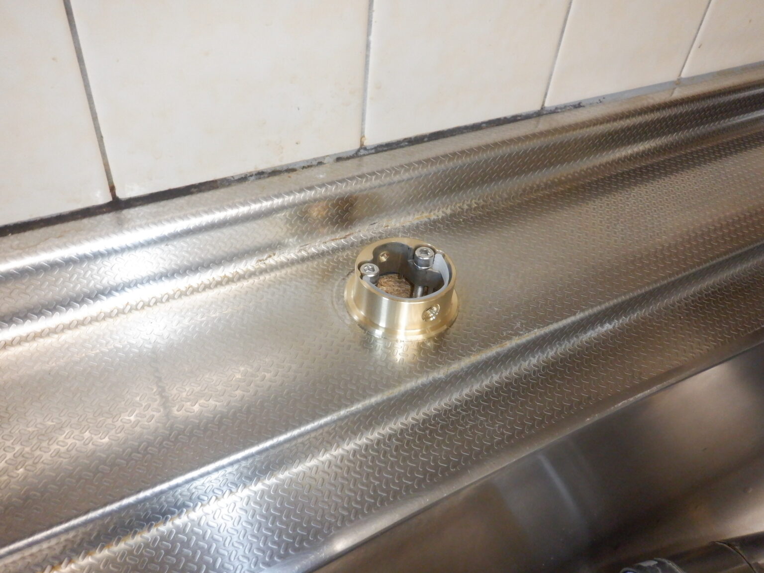 MYM FM737 【ﾀｶﾗｽﾀﾝﾀﾞｰﾄﾞ製 ｼｽﾃﾑｷｯﾁﾝ】 ｼﾝｸﾞﾙﾚﾊﾞｰ水栓 水漏れ 水栓本体交換手順 ※補足 修理部品の記載有り | あなたにも出来るかも？水道修理のブログ