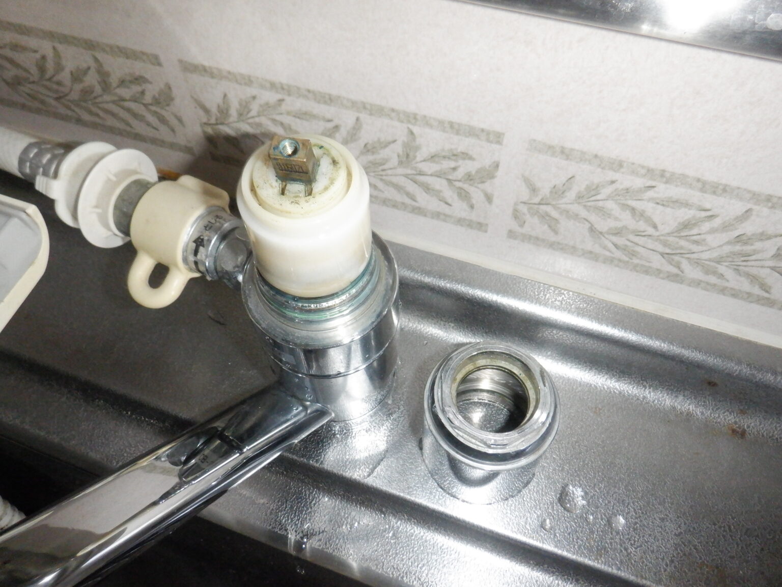 KVK KM346M【ｶｰﾄﾘｯｼﾞ交換】 ｷｯﾁﾝ台付ｼﾝｸﾞﾙﾚﾊﾞｰ水栓 水が止まらない場合の修理方法 ※ﾀｶﾗｽﾀﾝﾀﾞｰﾄﾞ製ｼｽﾃﾑｷｯﾁﾝ | あなたにも出来るかも？水道修理のブログ