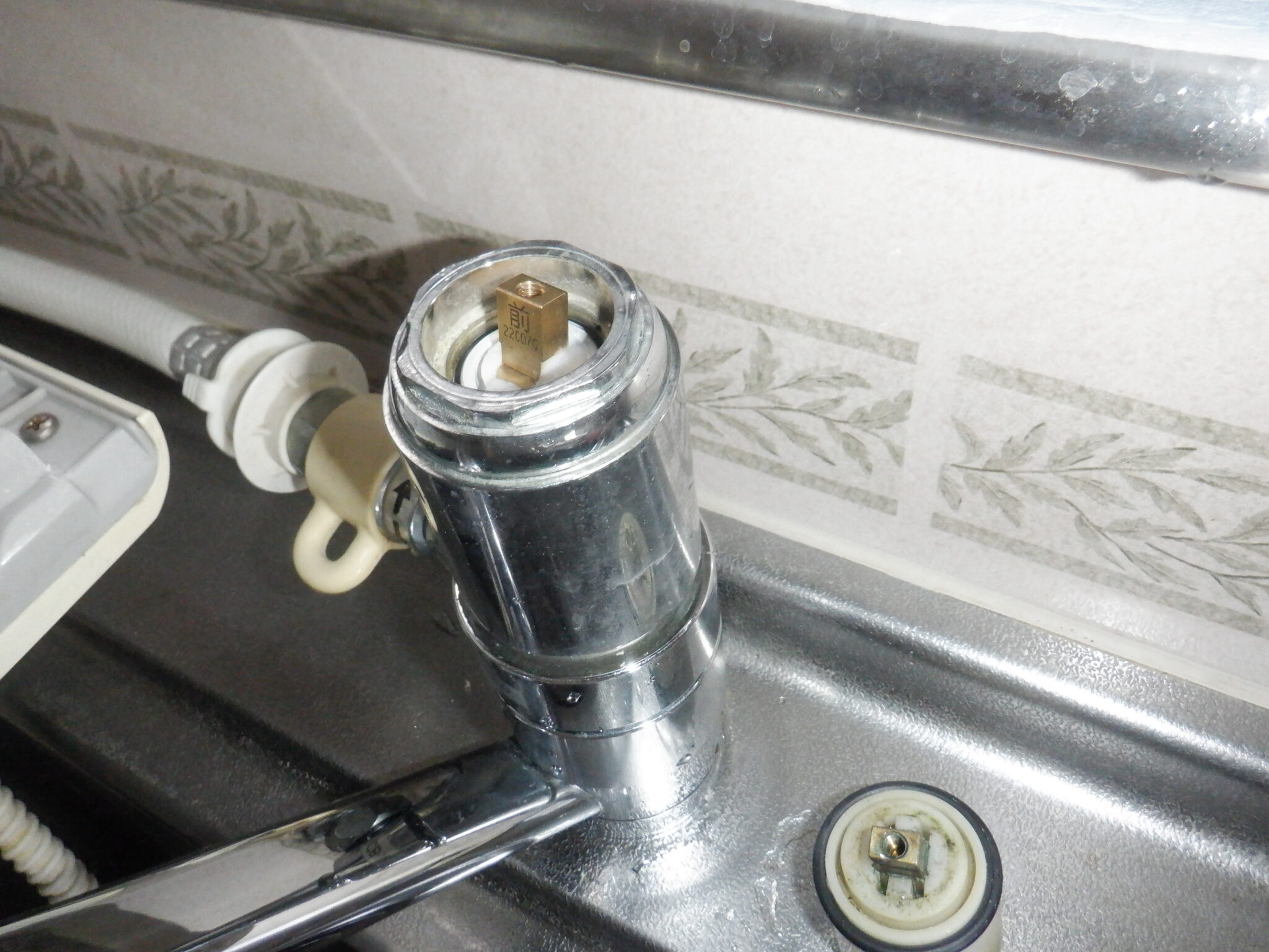 KVK KM346M【ｶｰﾄﾘｯｼﾞ交換】 ｷｯﾁﾝ台付ｼﾝｸﾞﾙﾚﾊﾞｰ水栓 水が止まらない場合の修理方法 ※ﾀｶﾗｽﾀﾝﾀﾞｰﾄﾞ製ｼｽﾃﾑｷｯﾁﾝ | あなたにも出来るかも？水道修理のブログ