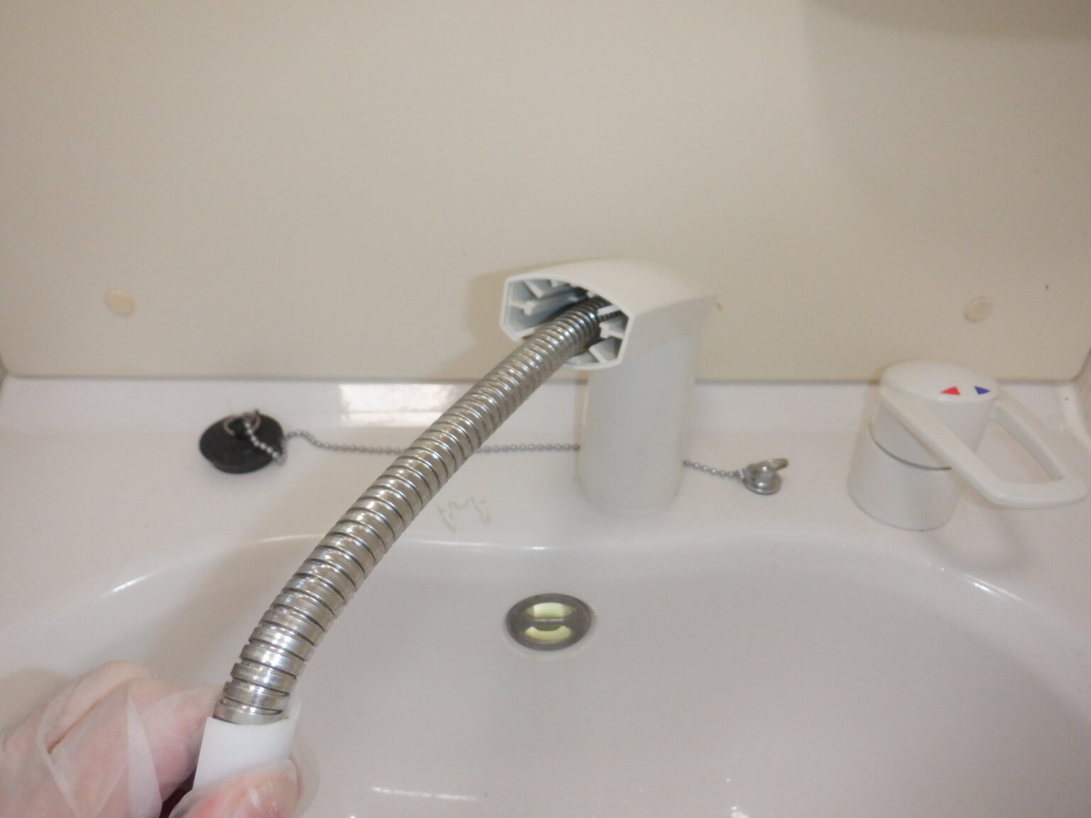 MYM FA244HU16【ｼｬﾜｰﾎｰｽ交換・ｶｰﾄﾘｯｼﾞ交換】 洗面洗髪ｼｬﾜｰ水栓（ﾀｶﾗｽﾀﾝﾀﾞｰﾄﾞ洗面台仕様）ｼｬﾜｰﾎｰｽ水漏れ | あなたにも出来るかも？水道修理のブログ