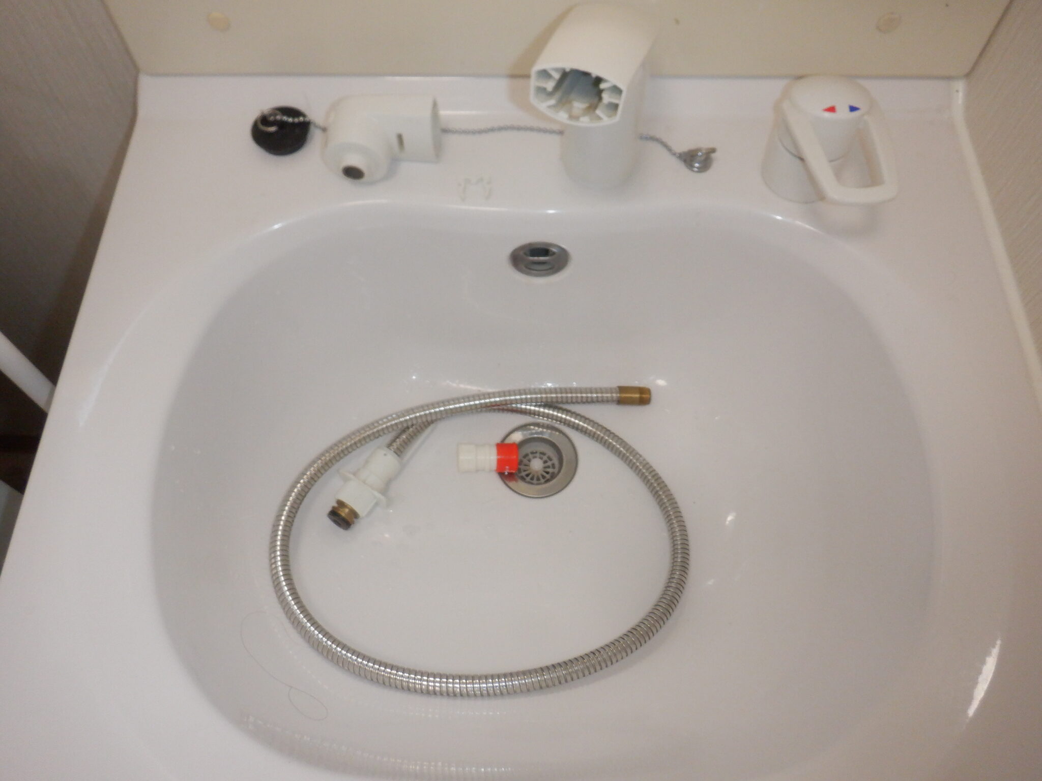 MYM FA244HU16 洗面洗髪ｼｬﾜｰ水栓（ﾀｶﾗｽﾀﾝﾀﾞｰﾄﾞ洗面台仕様）ｼｬﾜｰﾎｰｽ水漏れ→ｼｬﾜｰﾎｰｽ交換方法 | あなたにも出来るかも？水道修理のブログ