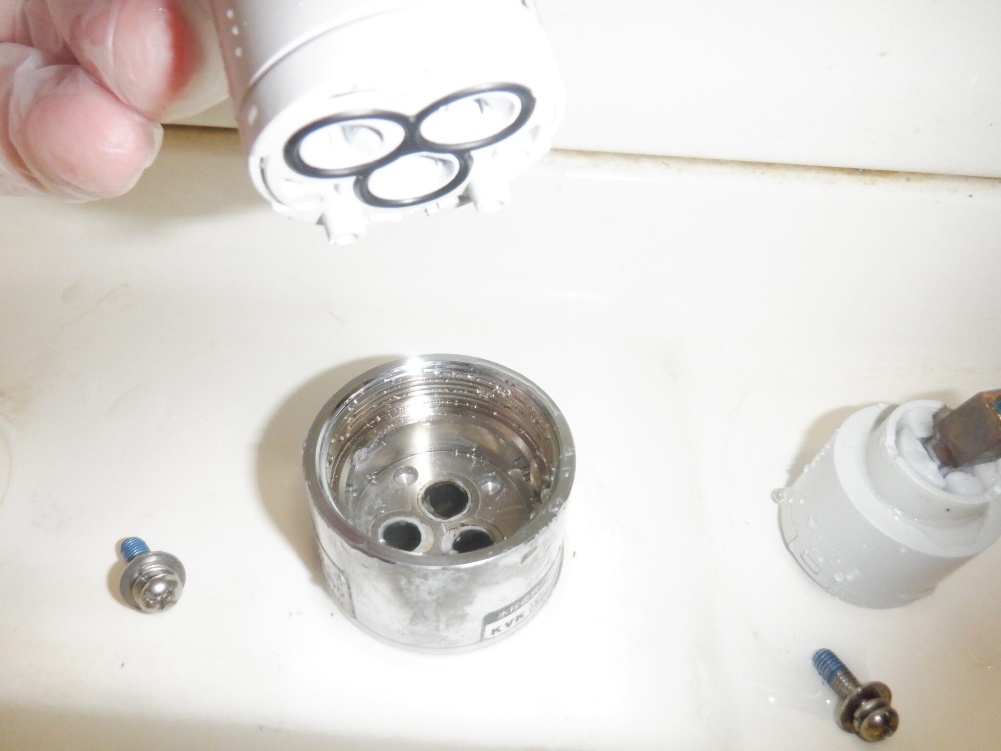 KVK KF568【ｶｰﾄﾘｯｼﾞ交換方法・ｼｬﾜｰﾎｰｽ品番情報】 洗面ｼﾝｸﾞﾙﾚﾊﾞｰ式洗髪ｼｬﾜｰ水栓 水が止まらない 修理方法 ※ﾄｽﾃﾑ洗面台など | あなたにも出来るかも？水道 ...