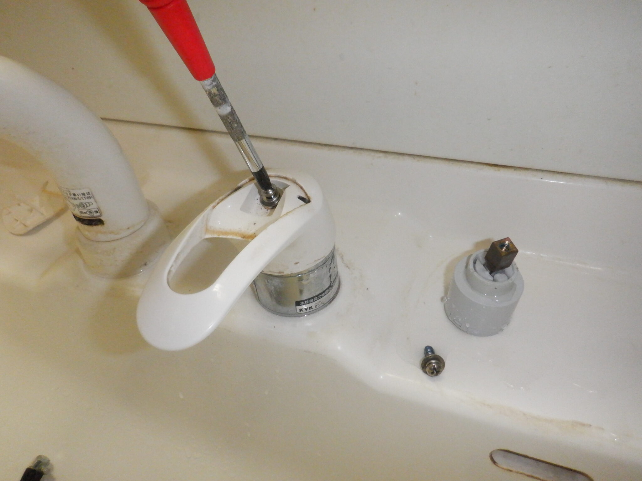 KVK KF568【ｶｰﾄﾘｯｼﾞ交換方法・ｼｬﾜｰﾎｰｽ品番情報】 洗面ｼﾝｸﾞﾙﾚﾊﾞｰ式洗髪ｼｬﾜｰ水栓 水が止まらない 修理方法 ※ﾄｽﾃﾑ洗面台など | あなたにも出来るかも？水道 ...