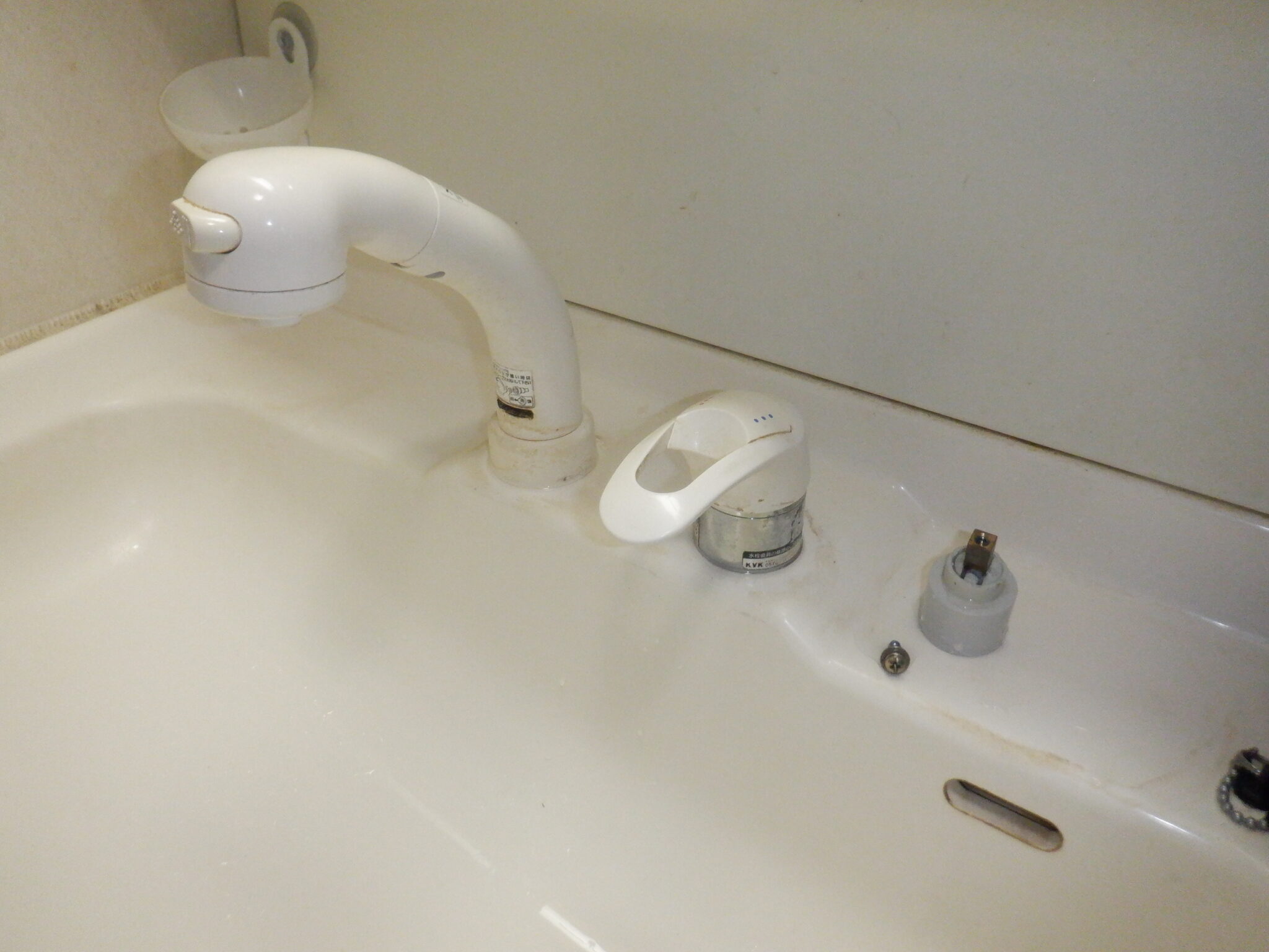 KVK KF568【ｶｰﾄﾘｯｼﾞ交換方法・ｼｬﾜｰﾎｰｽ品番情報】 洗面ｼﾝｸﾞﾙﾚﾊﾞｰ式洗髪ｼｬﾜｰ水栓 水が止まらない 修理方法 ※ﾄｽﾃﾑ洗面台など | あなたにも出来るかも？水道 ...