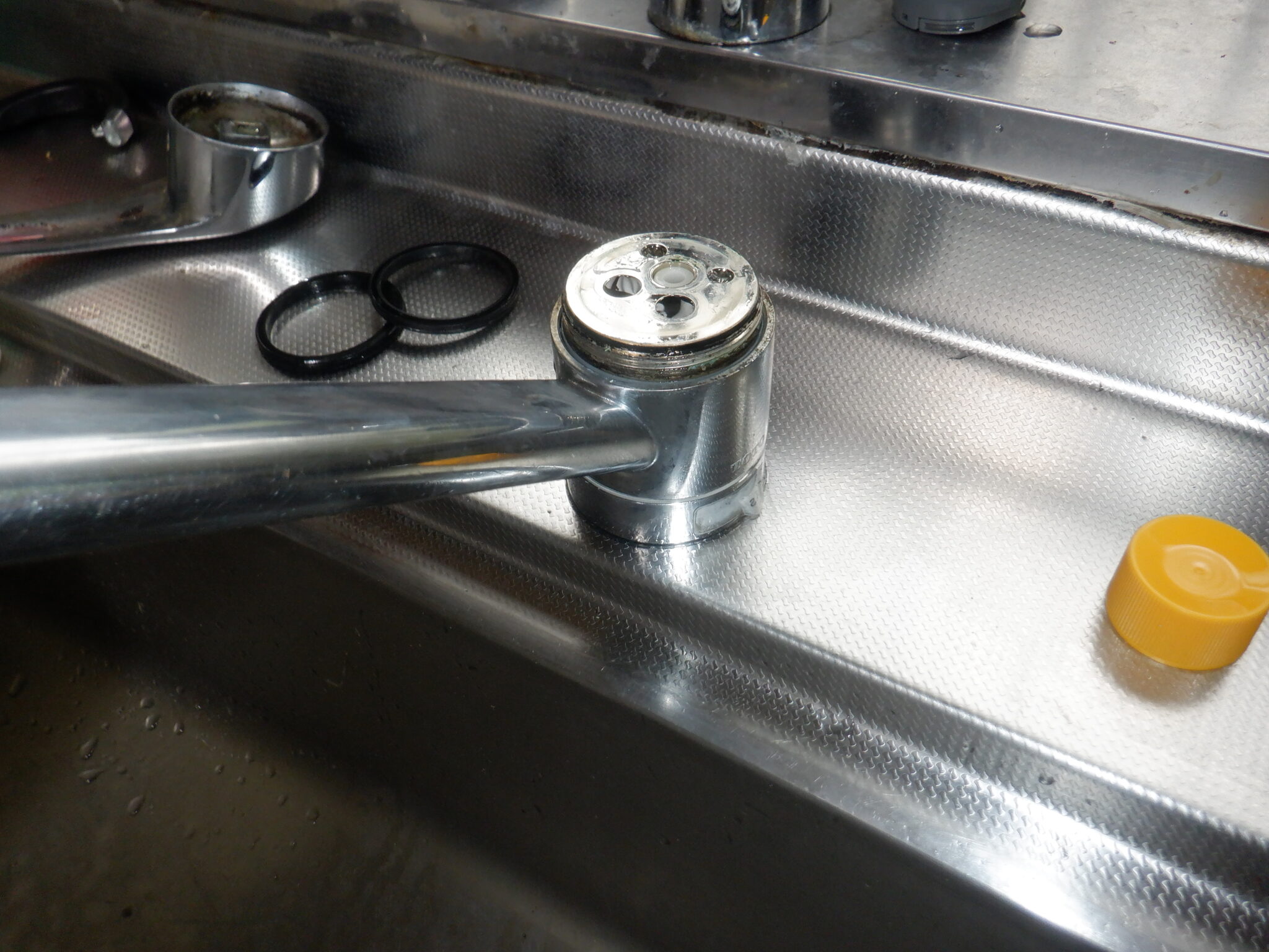 TOTO TKJ31UF3R【ｽﾊﾟｳﾄ部ﾊﾟｯｷﾝ交換、ｶｰﾄﾘｯｼﾞ交換】 ｷｯﾁﾝ 台付ｼﾝｸﾞﾙﾚﾊﾞｰ水栓 水漏れ修理 | あなたにも出来るかも？水道修理のブログ