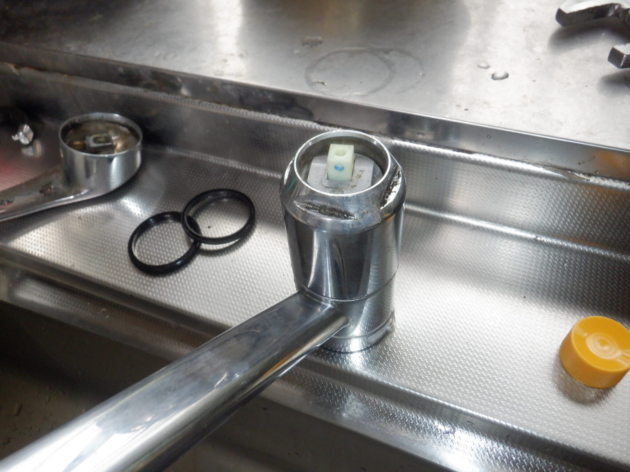 TOTO TKJ31UF3R【ｽﾊﾟｳﾄ部ﾊﾟｯｷﾝ交換、ｶｰﾄﾘｯｼﾞ交換】 ｷｯﾁﾝ 台付ｼﾝｸﾞﾙﾚﾊﾞｰ水栓 水漏れ修理 | あなたにも出来るかも？水道修理のブログ