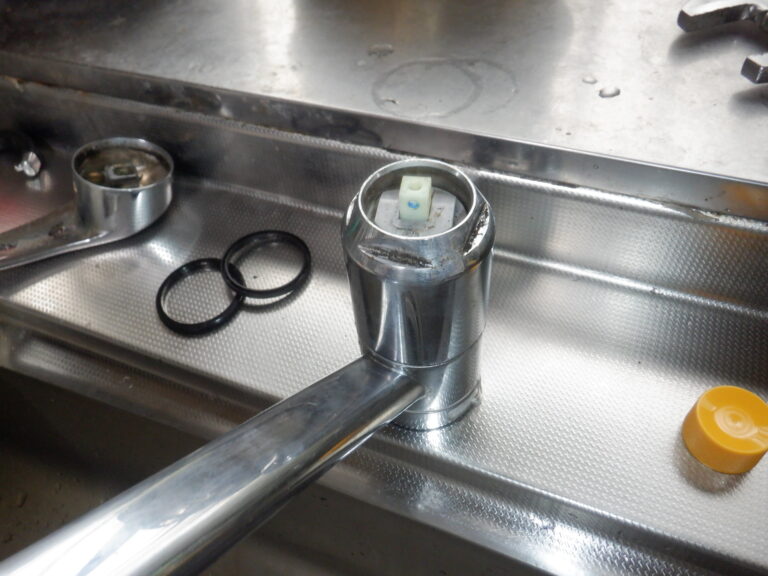 TOTO TKJ31UF3R【ｽﾊﾟｳﾄ部ﾊﾟｯｷﾝ交換、ｶｰﾄﾘｯｼﾞ交換】 ｷｯﾁﾝ 台付ｼﾝｸﾞﾙﾚﾊﾞｰ水栓 水漏れ修理 | あなたにも出来るかも？水道修理のブログ