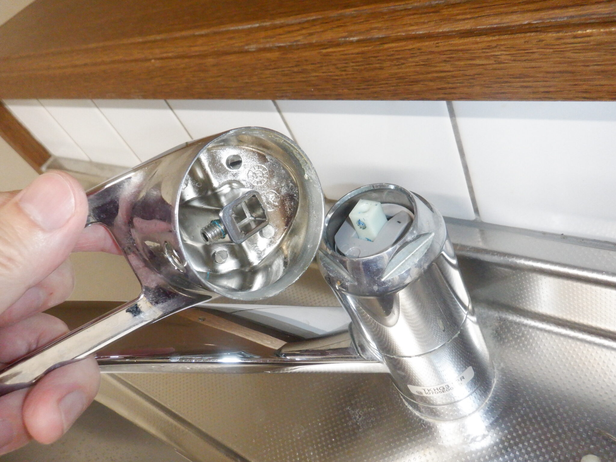 TOTO TKHG31PR【ｶｰﾄﾘｯｼﾞ交換方法、本体の取り外し方】 ｷｯﾁﾝ台付ｼﾝｸﾞﾙﾚﾊﾞｰ水栓 水漏れ修理方法 ※本体後継品情報 | あなたにも出来るかも？水道修理のブログ