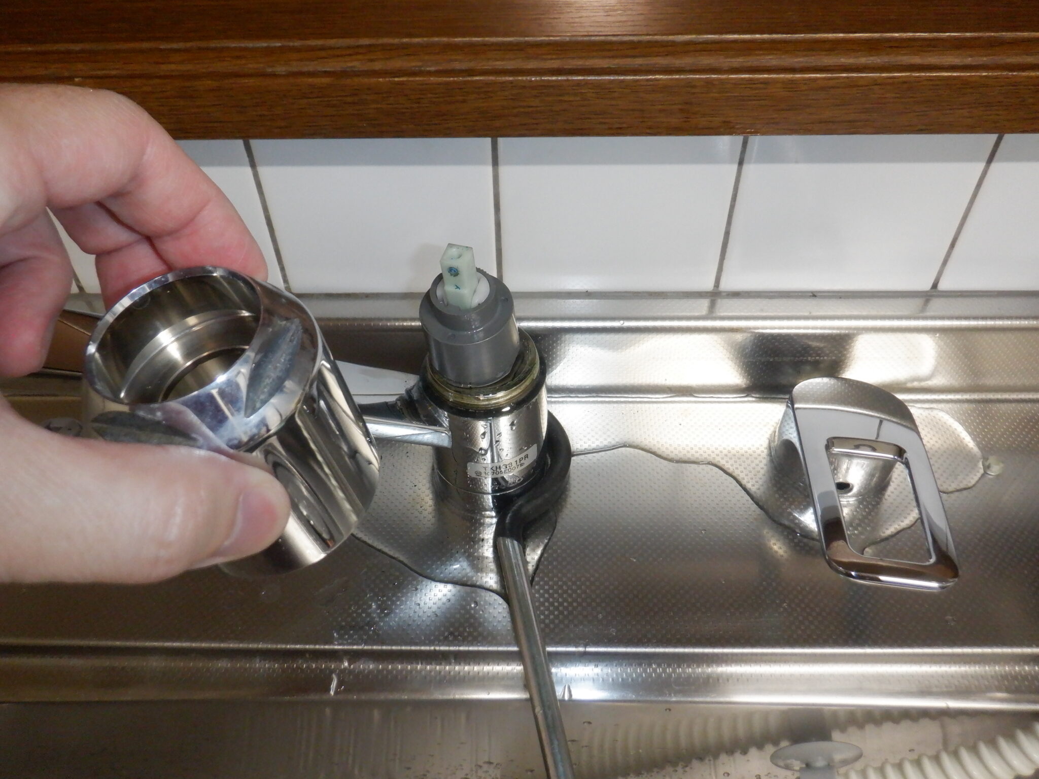 TOTO TKHG31PR【ｶｰﾄﾘｯｼﾞ交換方法、本体の取り外し方】 ｷｯﾁﾝ台付ｼﾝｸﾞﾙﾚﾊﾞｰ水栓 水漏れ修理方法 ※本体後継品情報 | あなたにも出来るかも？水道修理のブログ