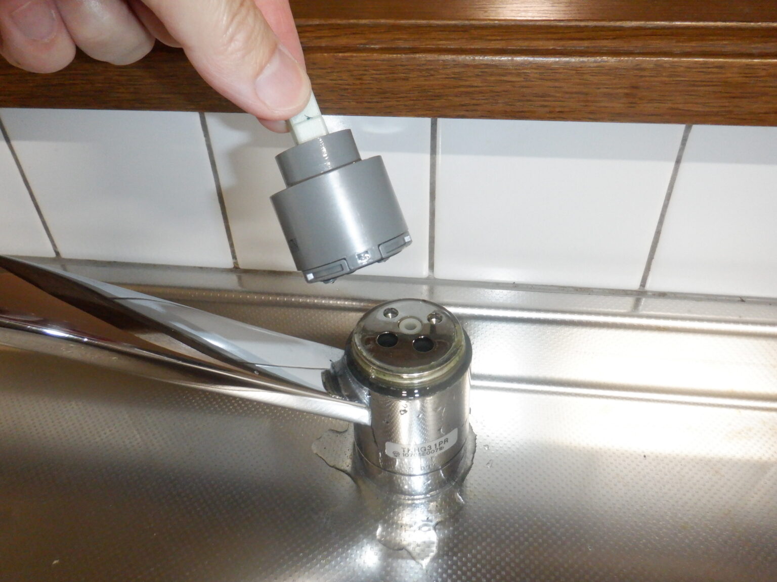 TOTO TKHG31PR【ｶｰﾄﾘｯｼﾞ交換方法、本体の取り外し方】 ｷｯﾁﾝ台付ｼﾝｸﾞﾙﾚﾊﾞｰ水栓 水漏れ修理方法 ※本体後継品情報 | あなたにも出来るかも？水道修理のブログ