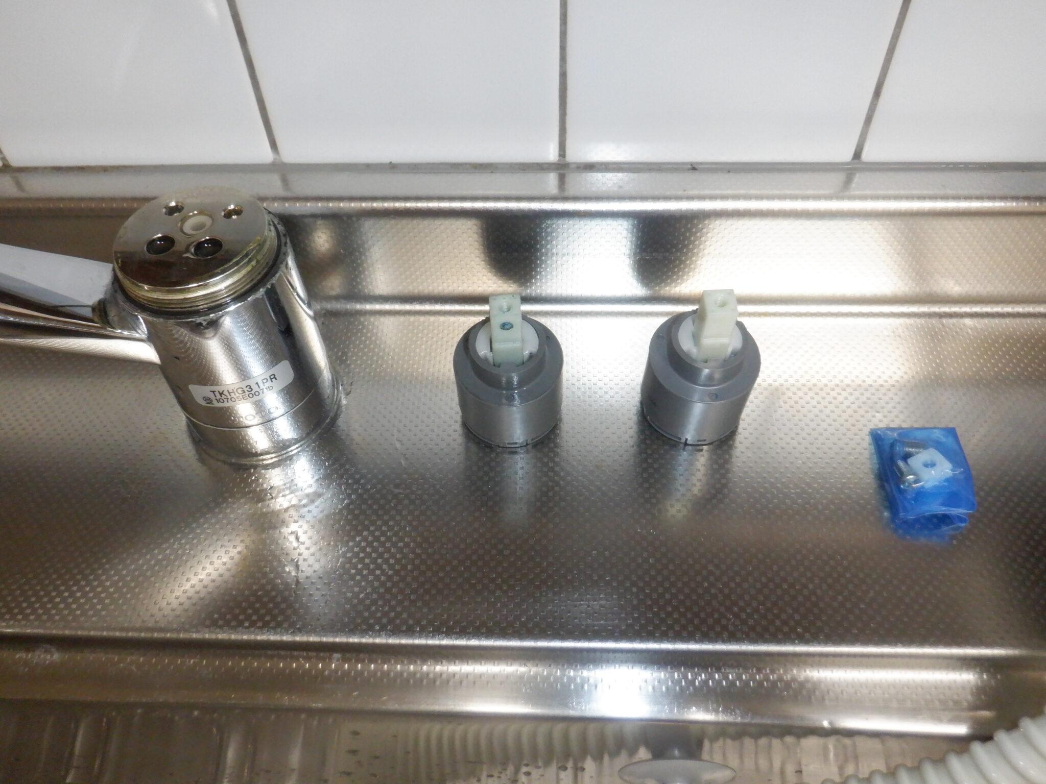 TOTO TKHG31PR【ｶｰﾄﾘｯｼﾞ交換方法、本体の取り外し方】 ｷｯﾁﾝ台付ｼﾝｸﾞﾙﾚﾊﾞｰ水栓 水漏れ修理方法 ※本体後継品情報 | あなたにも出来るかも？水道修理のブログ