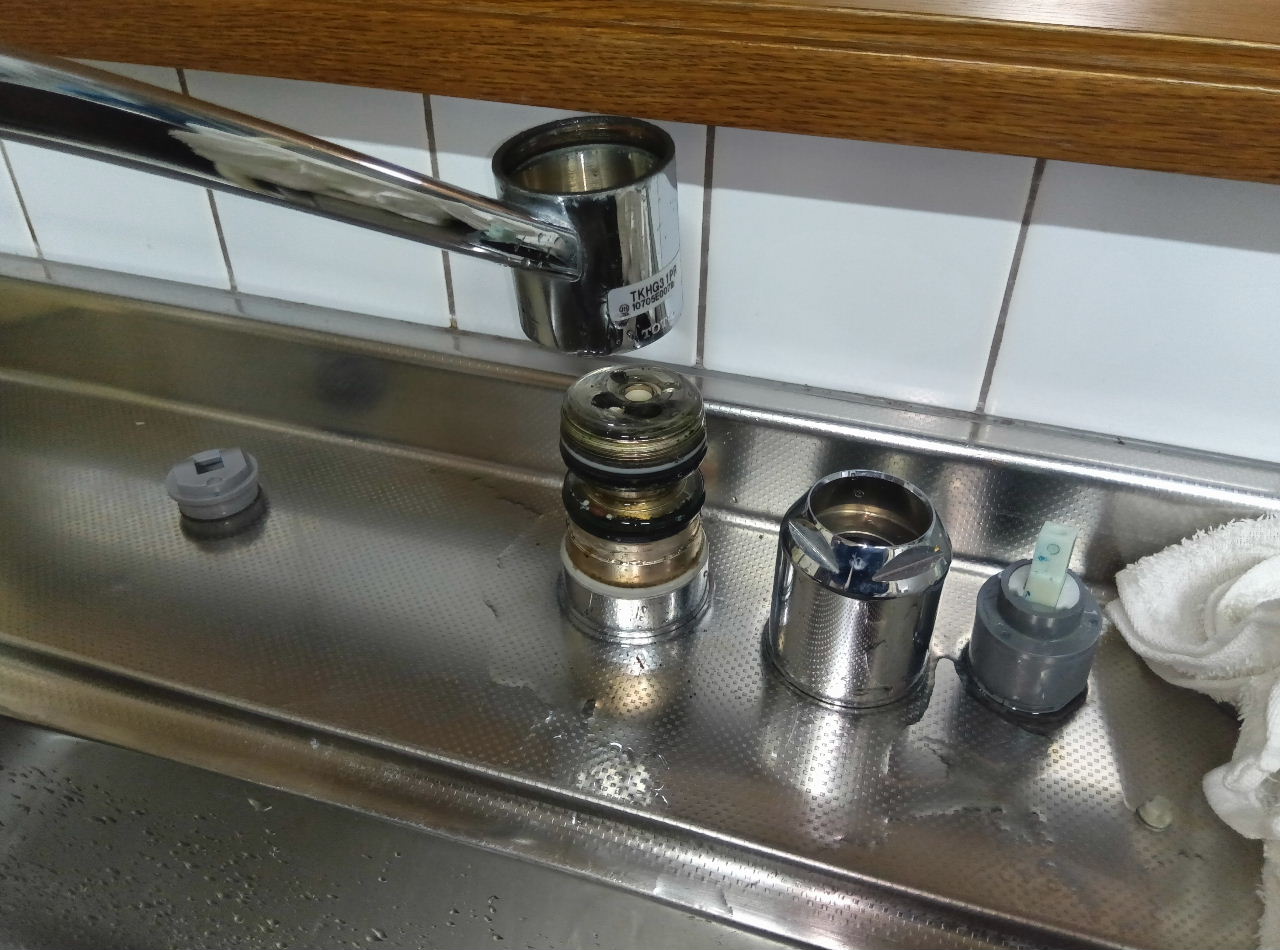 TOTO TKHG31PR【ｶｰﾄﾘｯｼﾞ交換方法、本体の取り外し方】 ｷｯﾁﾝ台付ｼﾝｸﾞﾙﾚﾊﾞｰ水栓 水漏れ修理方法 ※本体後継品情報 | あなたにも出来るかも？水道修理のブログ