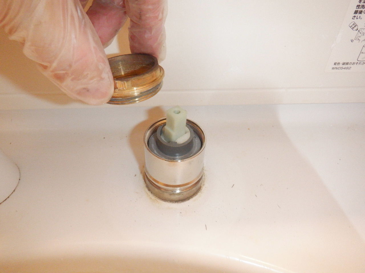 TOTO TL385CG2F(S)【ｶｰﾄﾘｯｼﾞ交換、ｼｬﾜｰﾎｰｽ交換方法】洗面台ｼﾝｸﾞﾙﾚﾊﾞｰ式洗髪ｼｬﾜｰ水栓 水漏れ修理方法【本体 後継品・代替品情報】 | あなたにも出来るかも ...