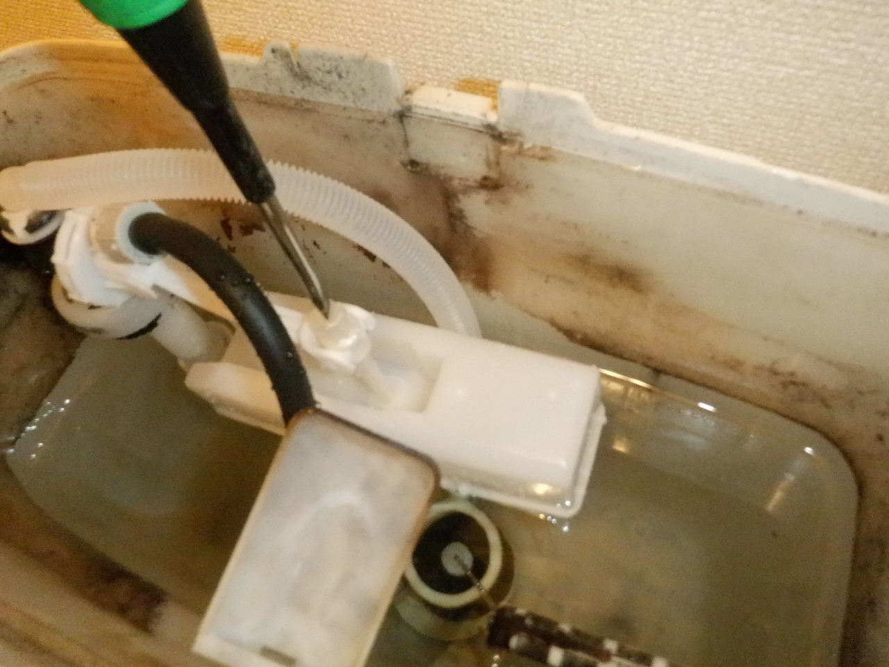 INAX DC-1890S【ﾎﾞｰﾙﾀｯﾌﾟ･ﾌﾛｰﾄｺﾞﾑ玉交換手順】 手洗い付ﾛｰﾀﾝｸ「ﾚｽｶｰｻｼﾘｰｽﾞ」 水が止まらない 修理方法 | あなたにも出来るかも？水道修理のブログ