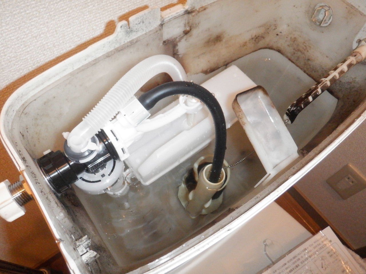 INAX DC-1890S【ﾎﾞｰﾙﾀｯﾌﾟ･ﾌﾛｰﾄｺﾞﾑ玉交換手順】 手洗い付ﾛｰﾀﾝｸ「ﾚｽｶｰｻｼﾘｰｽﾞ」 水が止まらない 修理方法 | あなたにも出来るかも？水道修理のブログ