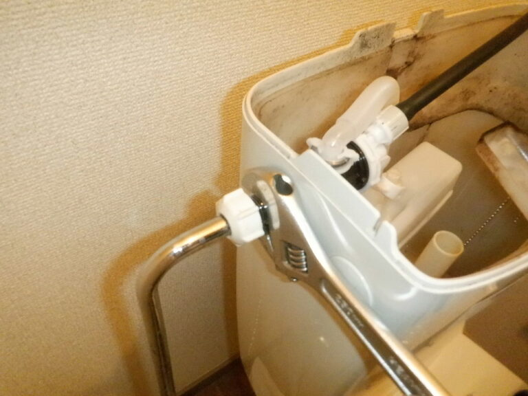 INAX DC-1890S【ﾎﾞｰﾙﾀｯﾌﾟ･ﾌﾛｰﾄｺﾞﾑ玉交換手順】 手洗い付ﾛｰﾀﾝｸ「ﾚｽｶｰｻｼﾘｰｽﾞ」 水が止まらない 修理方法 | あなたにも出来るかも？水道修理のブログ