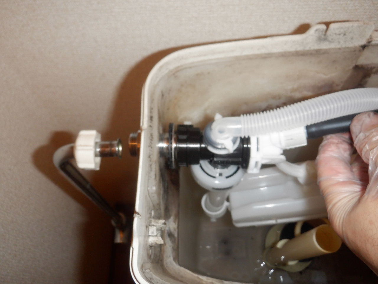 INAX DC-1890S【ﾎﾞｰﾙﾀｯﾌﾟ･ﾌﾛｰﾄｺﾞﾑ玉交換手順】 手洗い付ﾛｰﾀﾝｸ「ﾚｽｶｰｻｼﾘｰｽﾞ」 水が止まらない 修理方法 | あなたにも出来るかも？水道修理のブログ