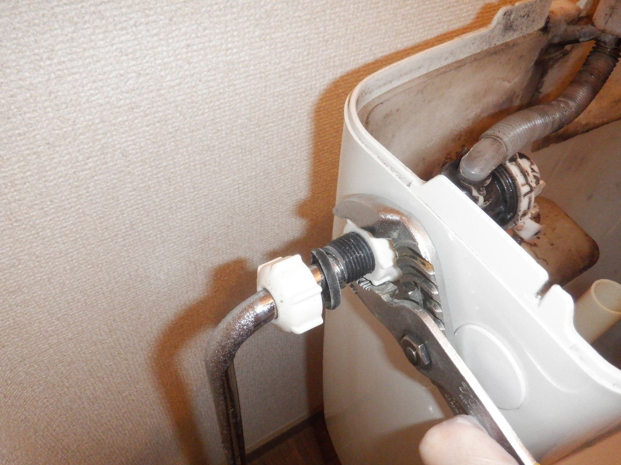 INAX DC-1890S【ﾎﾞｰﾙﾀｯﾌﾟ･ﾌﾛｰﾄｺﾞﾑ玉交換手順】 手洗い付ﾛｰﾀﾝｸ「ﾚｽｶｰｻｼﾘｰｽﾞ」 水が止まらない 修理方法 | あなたにも出来るかも？水道修理のブログ