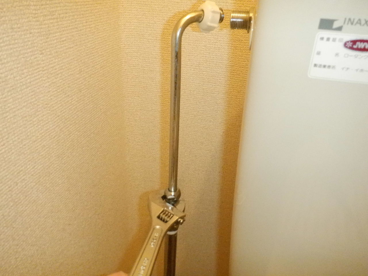 INAX DC-1890S【ﾎﾞｰﾙﾀｯﾌﾟ･ﾌﾛｰﾄｺﾞﾑ玉交換手順】 手洗い付ﾛｰﾀﾝｸ「ﾚｽｶｰｻｼﾘｰｽﾞ」 水が止まらない 修理方法 | あなたにも出来るかも？水道修理のブログ