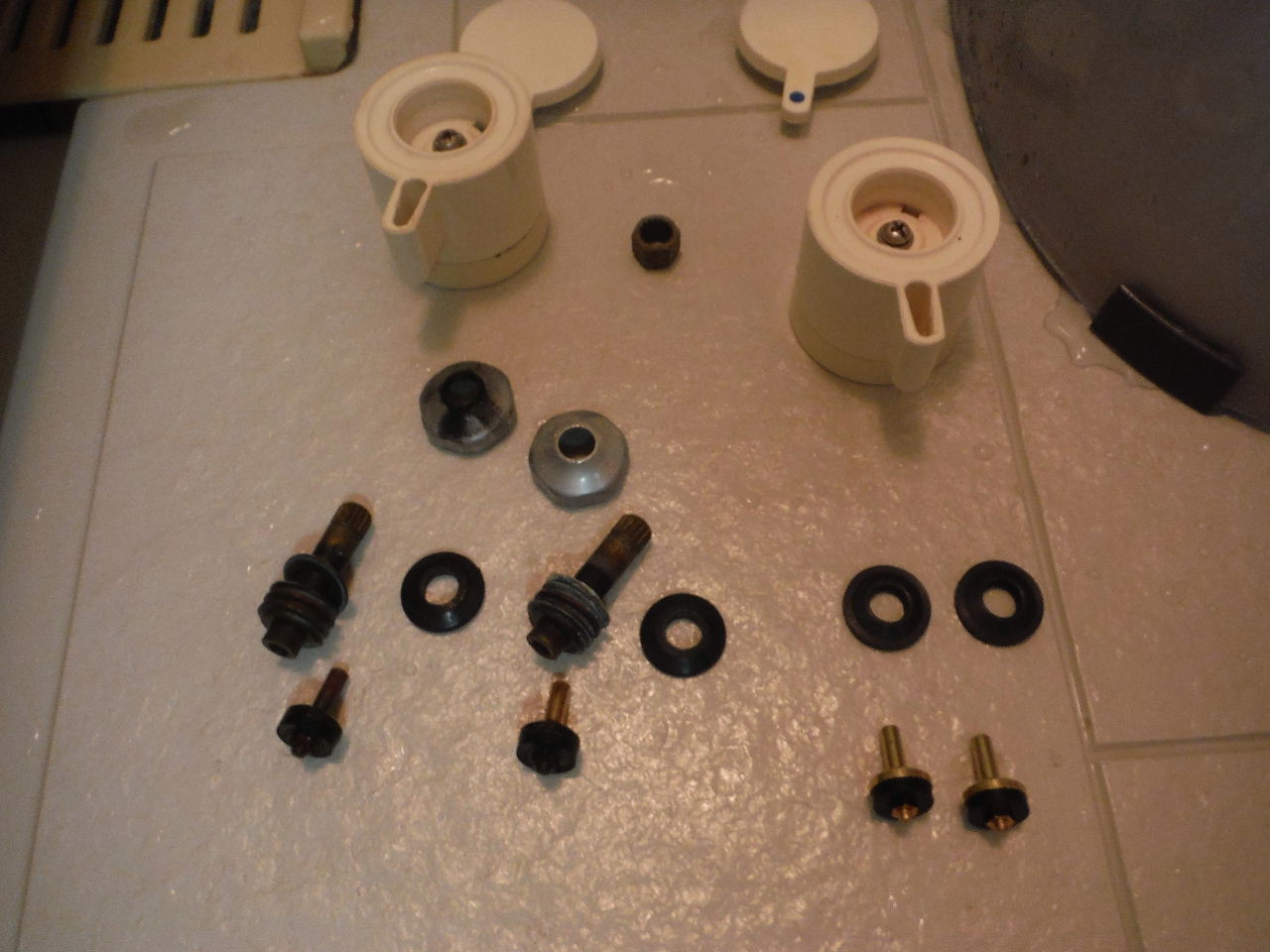 TOTO TK3S ｷｯﾁﾝ用 台付2穴2ﾊﾝﾄﾞﾙ水栓 水漏れ修理 本体取替方法（ｼﾝｸﾞﾙﾚﾊﾞｰ水栓へ変更） | あなたにも出来るかも？水道修理のブログ