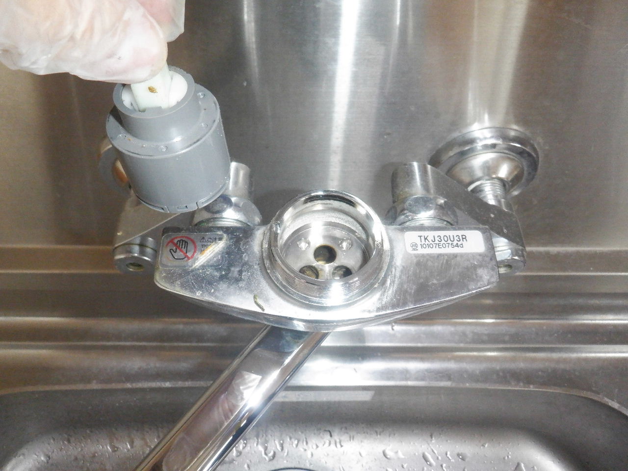 TOTO TKJ30U3R【ｶｰﾄﾘｯｼﾞ交換方法、後継品・代替品情報】 ﾒﾀﾙｼﾞｮｲｼﾘｰｽﾞ ｷｯﾁﾝ壁付ｼﾝｸﾞﾙﾚﾊﾞｰ水栓 水漏れ修理 | あなたにも出来るかも？水道修理のブログ