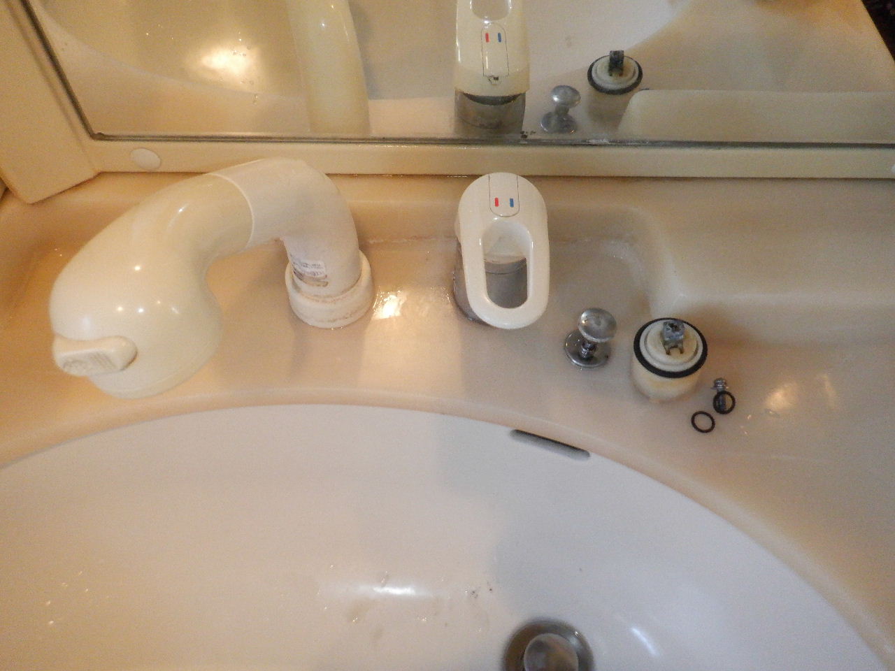 KVK KF358【ｶｰﾄﾘｯｼﾞ交換、ｼｬﾜｰﾎｰｽ品番・本体後継品情報】 洗面洗髪ｼｬﾜｰ水栓 ＜ﾚﾊﾞｰの下から水漏れ、水が止まらない＞ 水漏れ修理方法 | あなたにも出来るかも？水道 ...