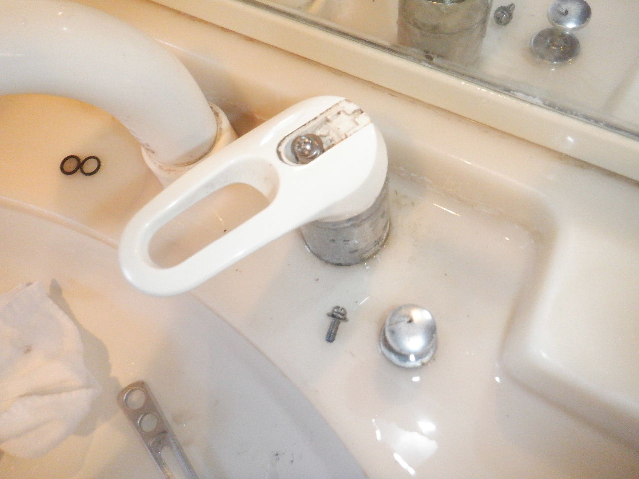 KVK KF358【ｶｰﾄﾘｯｼﾞ交換、ｼｬﾜｰﾎｰｽ品番・本体後継品情報】 洗面洗髪ｼｬﾜｰ水栓 ＜ﾚﾊﾞｰの下から水漏れ、水が止まらない＞ 水漏れ修理方法 | あなたにも出来るかも？水道 ...