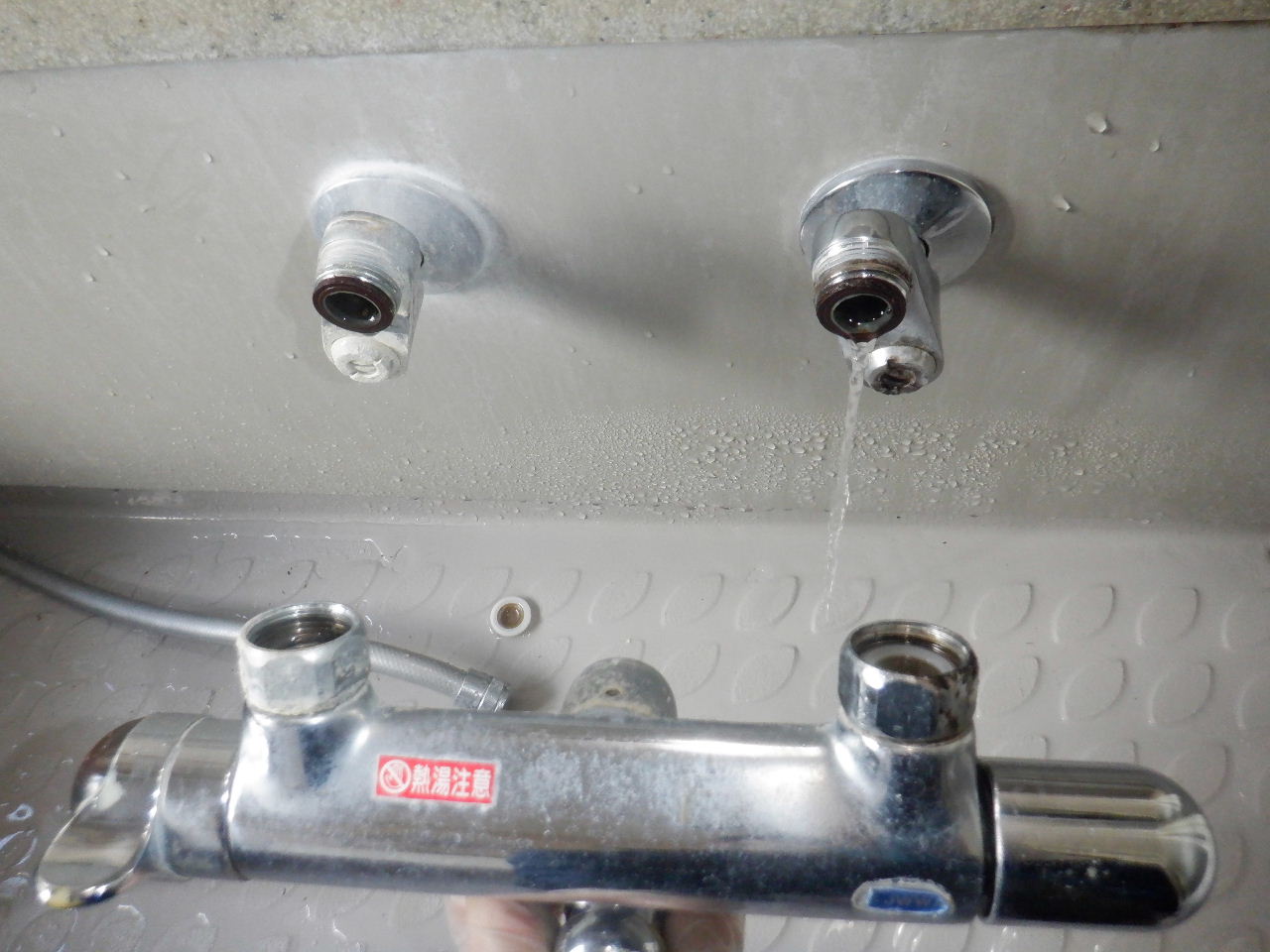 GROHE（ｸﾞﾛｰｴ）ｸﾞﾛｰｻｰﾓ1000 型番34313 浴室ｻｰﾓｼｬﾜｰ水栓＜本体から水漏れ＞ 水栓本体交換方法 ※ﾔﾏﾊｼｽﾃﾑ ...