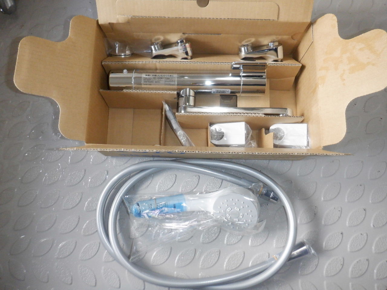 GROHE（ｸﾞﾛｰｴ）ｸﾞﾛｰｻｰﾓ1000 型番34313 浴室ｻｰﾓｼｬﾜｰ水栓＜本体から水漏れ＞ 水栓本体交換方法 ※ﾔﾏﾊｼｽﾃﾑ ...