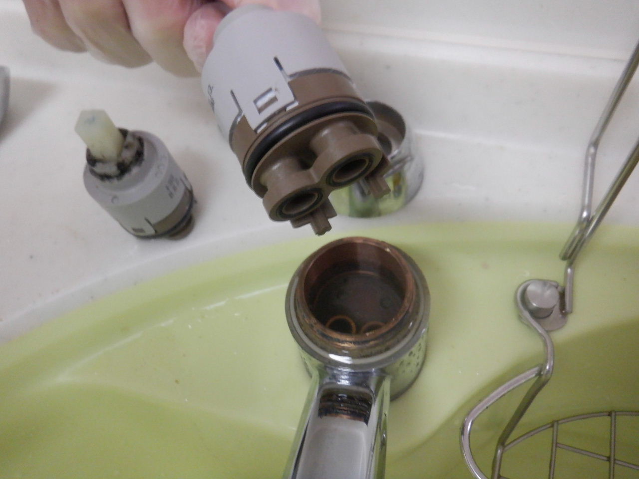 ﾔﾏﾊ(YAMAHA)製ｼｽﾃﾑｷｯﾁﾝ INAX 台付ｼﾝｸﾞﾙﾚﾊﾞｰ水栓 SF-B424S-YA 修理方法【ｶｰﾄﾘｯｼﾞ交換手順 ...