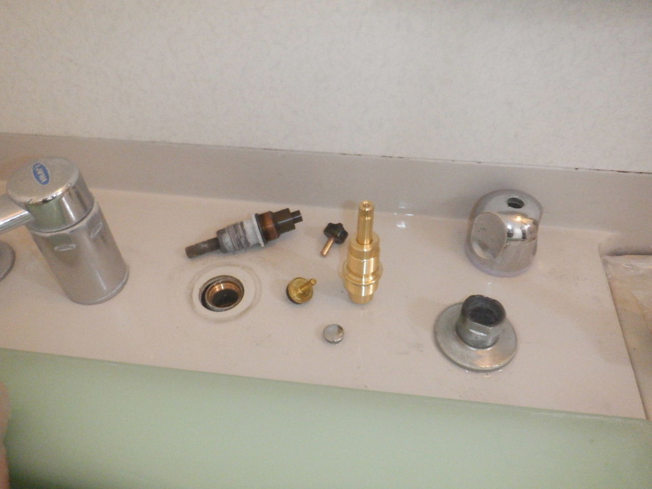 MYM M630ｼﾘｰｽﾞ 2ﾊﾝﾄﾞﾙ式ﾊﾞｽ混合水栓 ＜水が止まらない・ﾊﾝﾄﾞﾙ部から水漏れ＞ 修理方法（止水上部交換手順） | あなたにも出来るかも？水道修理のブログ