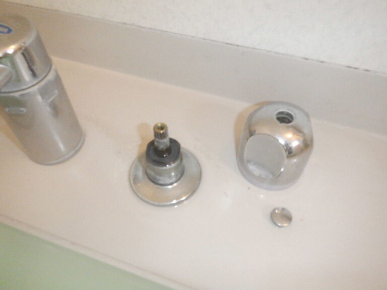 MYM M630ｼﾘｰｽﾞ 2ﾊﾝﾄﾞﾙ式ﾊﾞｽ混合水栓 ＜水が止まらない・ﾊﾝﾄﾞﾙ部から水漏れ＞ 修理方法（止水上部交換手順） | あなたにも出来るかも？水道修理のブログ