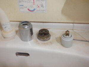 KVK KF308(A)【ｶｰﾄﾘｯｼﾞ交換方法、ｼｬﾜｰﾎｰｽ品番、本体後継品情報】洗面ｼﾝｸﾞﾙﾚﾊﾞｰ式洗髪ｼｬﾜｰ水栓 修理方法 | あなたにも出来るかも？水道修理のブログ