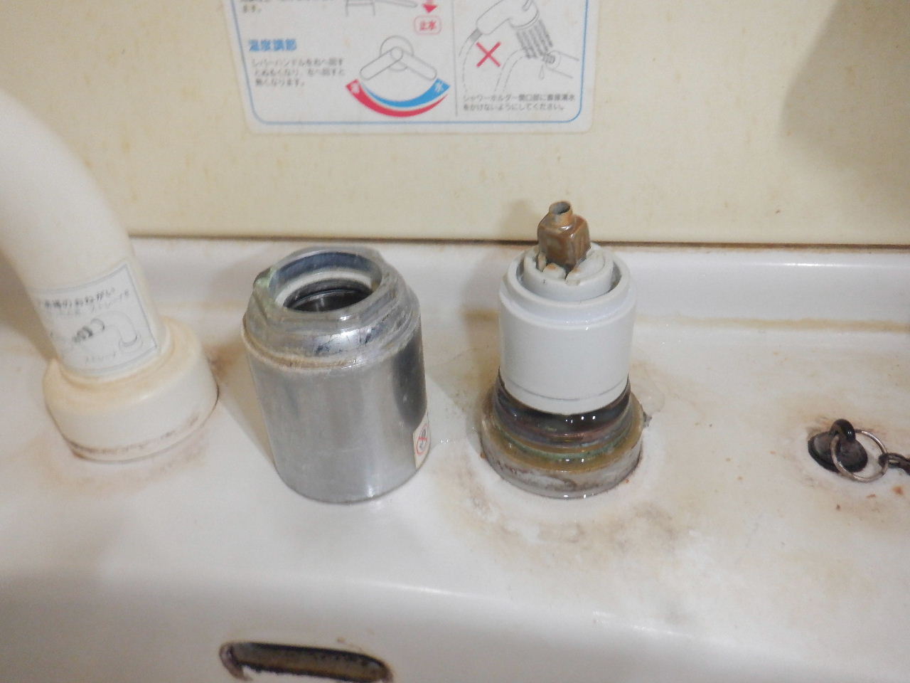 KVK KF308(A)【ｶｰﾄﾘｯｼﾞ交換方法、ｼｬﾜｰﾎｰｽ品番、本体後継品情報】洗面ｼﾝｸﾞﾙﾚﾊﾞｰ式洗髪ｼｬﾜｰ水栓 修理方法 | あなたにも出来るかも？水道修理のブログ