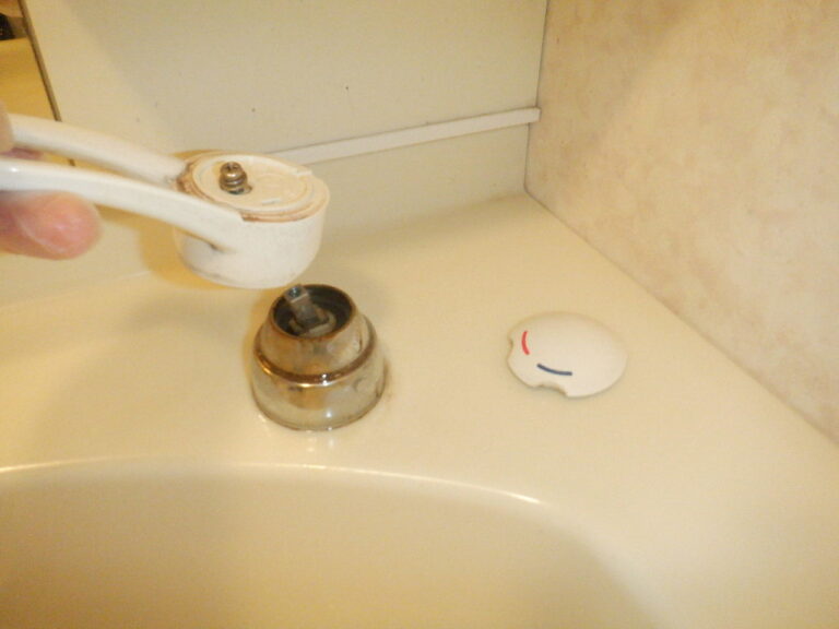 MYM FA241-011【ｶｰﾄﾘｯｼﾞ交換、ｼｬﾜｰﾎｰｽ交換】 洗面ｼﾝｸﾞﾙﾚﾊﾞｰ式洗髪ｼｬﾜｰ水栓＜水が止まらない・ﾚﾊﾞｰ下から水漏れ､ｼｬﾜｰﾎｰｽ水漏れ＞修理方法 ※NAiS ...