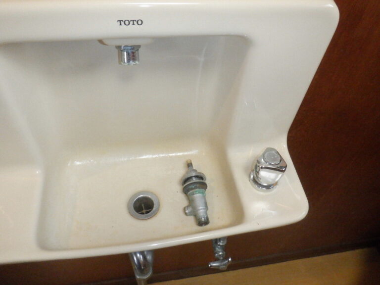 TOTO TL590AX【ﾊﾞﾙﾌﾞ部交換】 手洗器用ﾊﾝﾄﾞﾙ式水栓 修理方法 ※TOTO 埋込手洗器 L590(R) | あなたにも出来るかも？水道修理のブログ