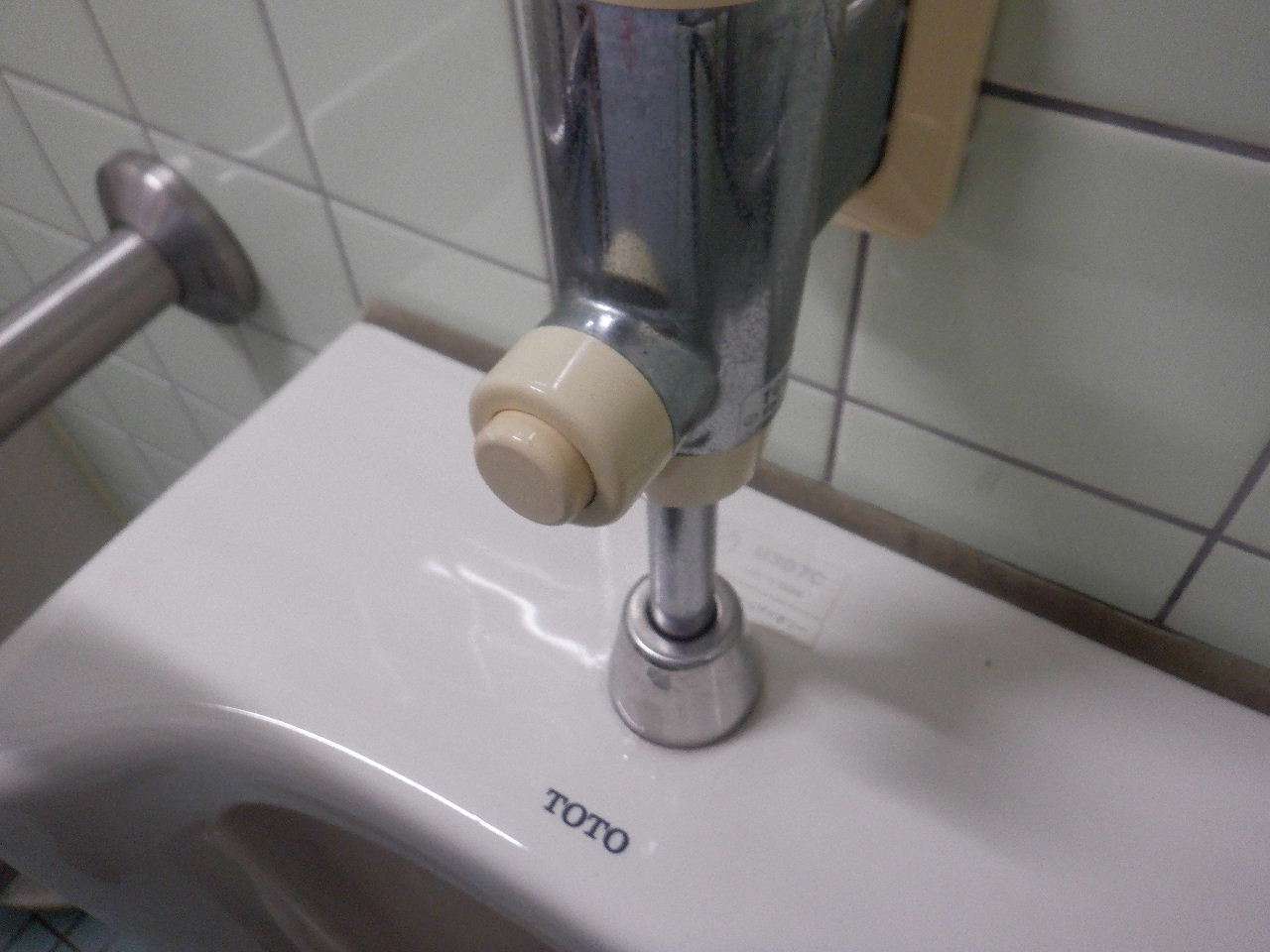 TOTO TG60N型【ﾋﾟｽﾄﾝﾊﾞﾙﾌﾞ、押しﾎﾞﾀﾝ部交換、後継品・同等品情報】 小便器用ﾌﾗｯｼｭﾊﾞﾙﾌﾞ＜水が止まらない。ボタンが戻らない。＞ 修理方法 | あなたにも出来るかも ...