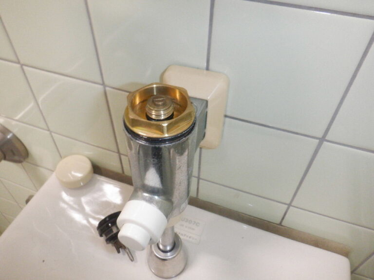 TOTO TG60N型【ﾋﾟｽﾄﾝﾊﾞﾙﾌﾞ、押しﾎﾞﾀﾝ部交換、後継品・同等品情報】 小便器用ﾌﾗｯｼｭﾊﾞﾙﾌﾞ＜水が止まらない。ボタンが戻らない。＞ 修理方法 | あなたにも出来るかも ...