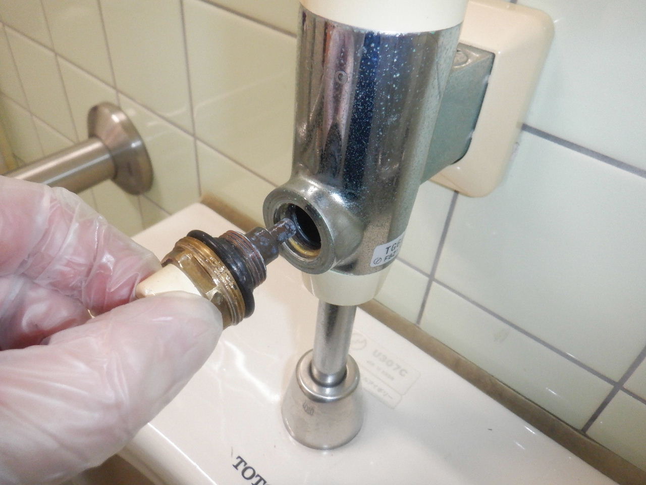 TOTO TG60N型【ﾋﾟｽﾄﾝﾊﾞﾙﾌﾞ、押しﾎﾞﾀﾝ部交換、後継品・同等品情報】 小便器用ﾌﾗｯｼｭﾊﾞﾙﾌﾞ＜水が止まらない。ボタンが戻らない。＞ 修理方法 | あなたにも出来るかも ...