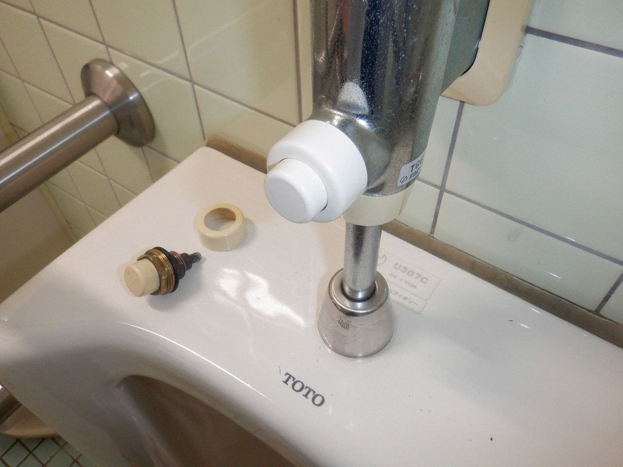 TOTO TG60N型【ﾋﾟｽﾄﾝﾊﾞﾙﾌﾞ、押しﾎﾞﾀﾝ部交換、後継品・同等品情報】 小便器用ﾌﾗｯｼｭﾊﾞﾙﾌﾞ＜水が止まらない。ボタンが戻らない。＞ 修理方法 | あなたにも出来るかも ...